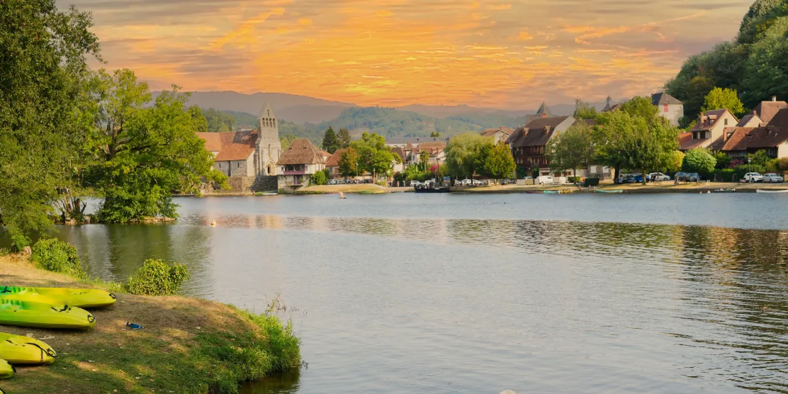 Beaulieu-sur-Dordogne village in France, beach and kayak