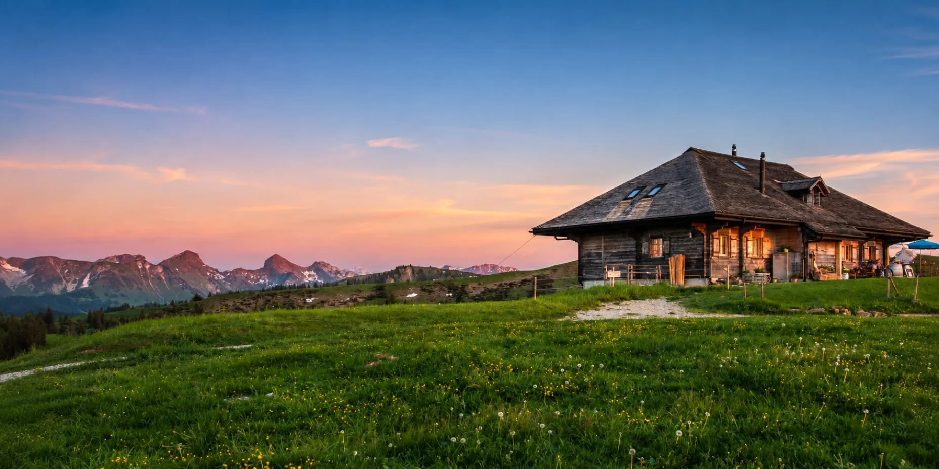 image de couverture de l'article de blog sur meilleurs chalets avec jacuzzi à La Bresse représentant un chalet en montagne pendant un coucher de soleil