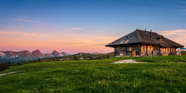 image de couverture de l'article de blog sur meilleurs chalets avec jacuzzi à La Bresse représentant un chalet en montagne pendant un coucher de soleil