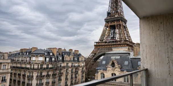 vue de la tour Eiffel depuis le balcon d'un hôtel parisien 