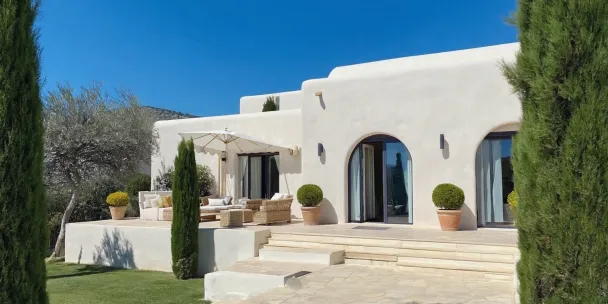 Image showing a white Villa from the outside
