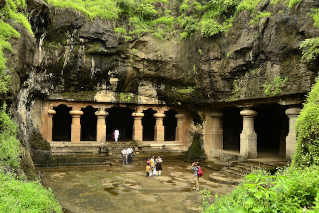 Grottes Elephanta Mumbai mousse roche touristes