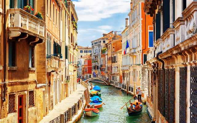 Italie Venise canaux gondoles pont maisons
