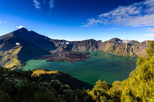 Mont Rinjani île ciel bleu verdure roche lac