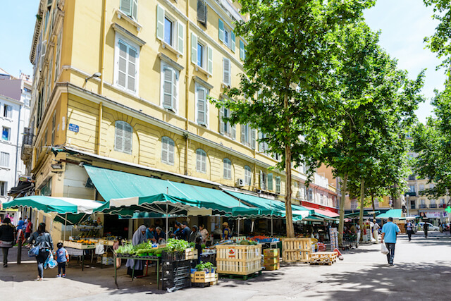 Noailles quartier Marseille marché arbres murs jaunes